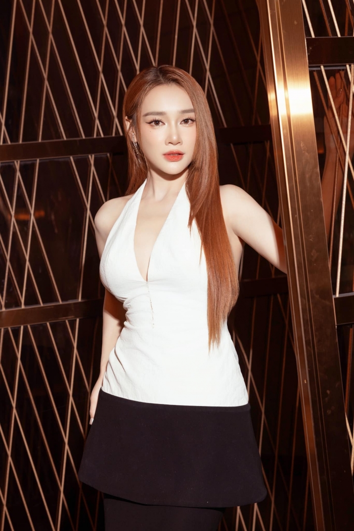 ‘Bóc trần’ nhan sắc và body chưa chỉnh sửa của Nhã Phương qua camera thường sau gần 8 tháng sinh con